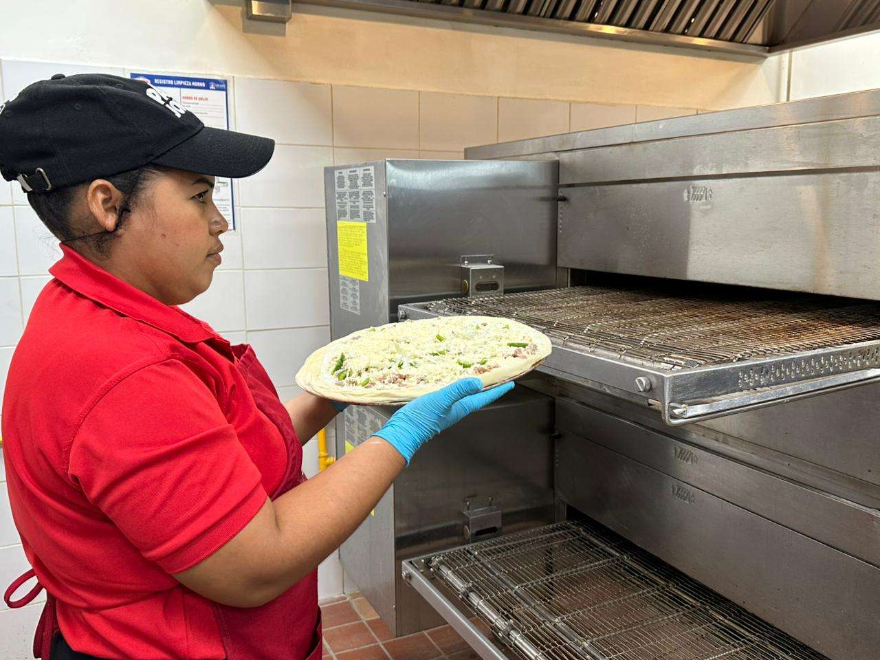 Papa Jhons, contratados Feria de Empleo