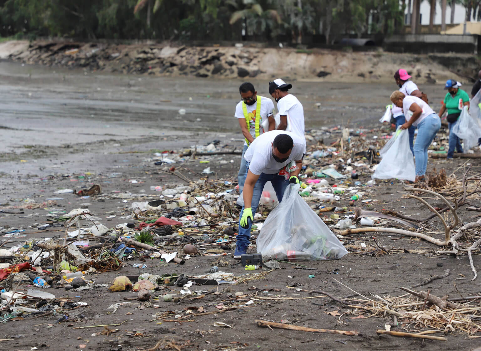 57 toneladas de basura fueron sacadas de las playas