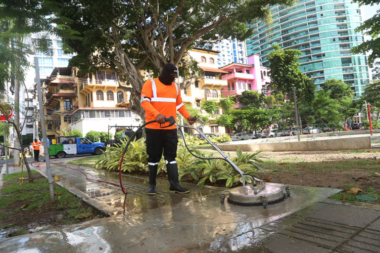 Alcaldía realiza cronograma de limpieza en parques y espacios públicos
