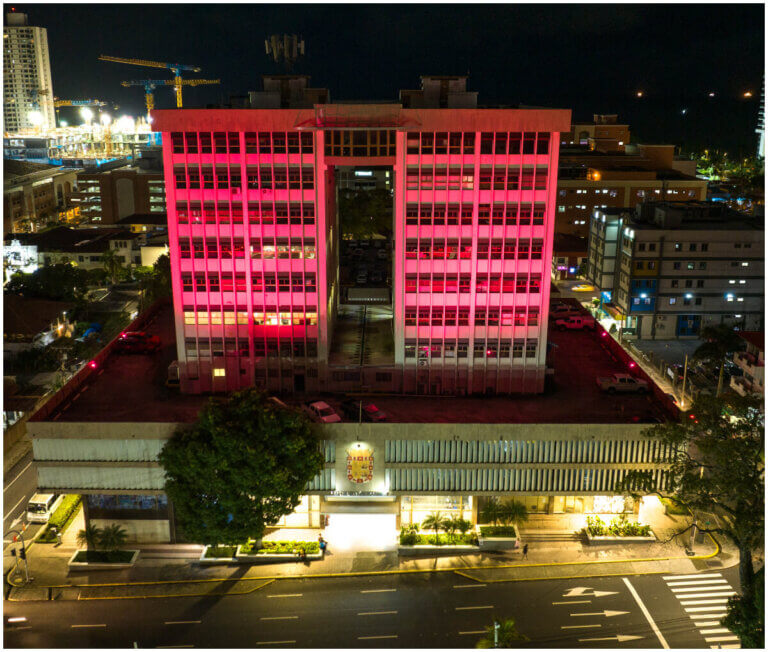 Alcaldía ilumina de rosado el edificio Hatillo para sensibilizar sobre la prevención del cáncer