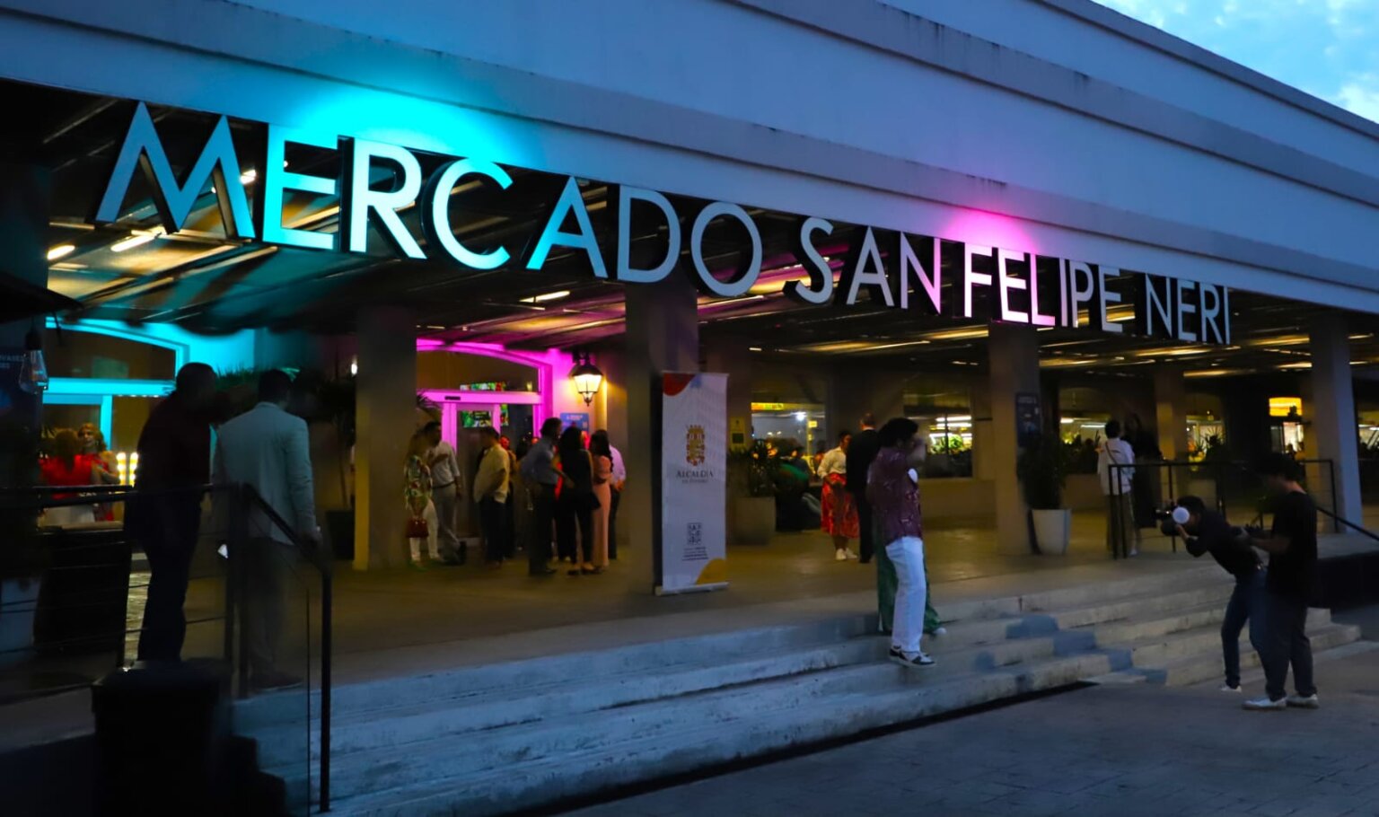 Colores, música y sabores en la noche del legendario San Felipe Neri